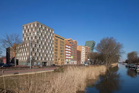 Menara pirus ku Arsiték NL anu mundur pikeun nyiptakeun balkon anu cerah