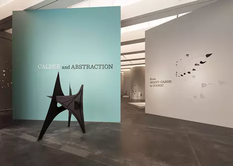 Exposição de Alexander Calder no LACMA por Frank Gehry
