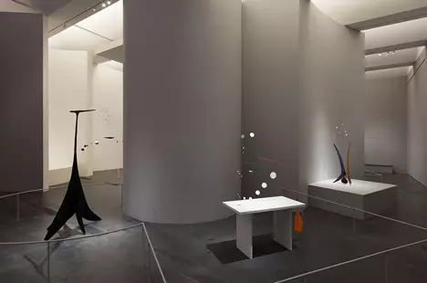 फ्रैंक गेहरी द्वारा LACMA में अलेक्जेंडर काल्डर प्रदर्शनी