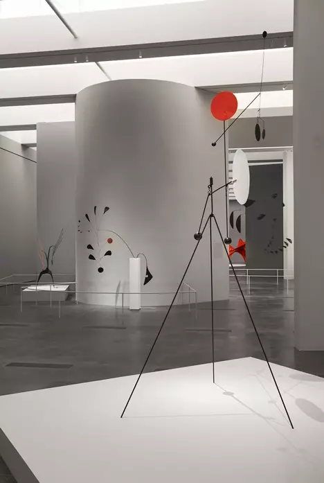 Pameran Alexander Calder ing LACMA dening Frank Gehry