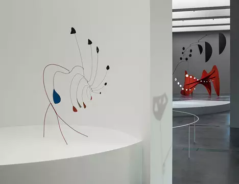 Alexander Calder utställning på LACMA av Frank Gehry