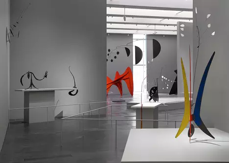 亞歷山大·考爾德在 LACMA 的展覽，由 Frank Gehry_dezeen_6