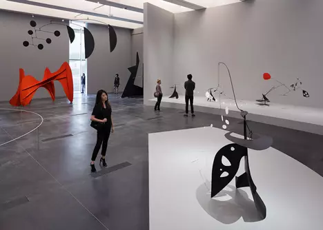 Exposición de Alexander Calder no LACMA de Frank Gehry