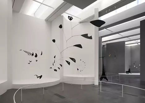 Výstava Alexandra Caldera v LACMA od Franka Gehryho