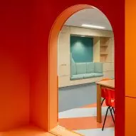 Orangefarbener Leuchtturm im CAMHS Edinburgh von Projects Office