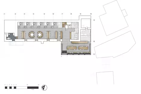 Fienile in pietra ristrutturato per creare una biblioteca universitaria da John McAslan + Partners