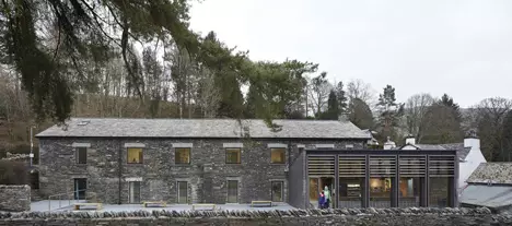 Grange en pierre rénovée pour créer une bibliothèque universitaire par John McAslan + Partners