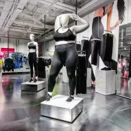 Una riprogettazione del pavimento femminile dei flagship store Nike di Londra include manichini taglie forti e manichini para-sport per modellare le sue gamme di abbigliamento.