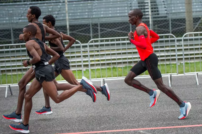 Werzişvan ji bo ku astengiya maratonê ya du saetan bişkînin, perwerdekarên Nike yên xwerû yên endezyarkirî li xwe dikin. 48939_4