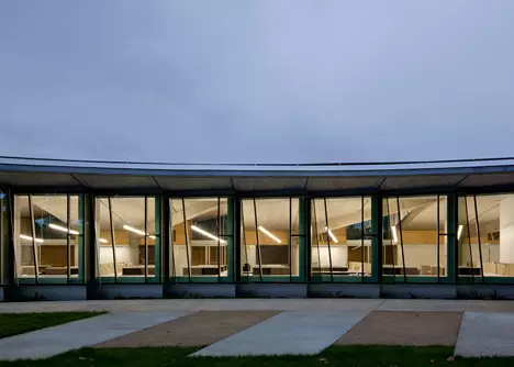 A instalación de tratamento de auga de Skylab Architecture presenta un teito de aletas cubertas de herba