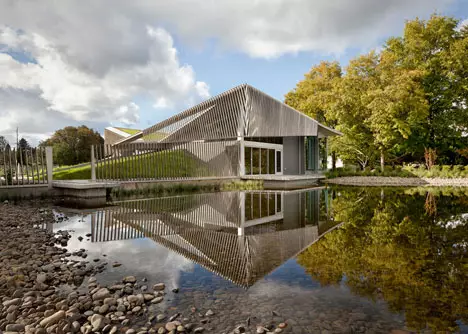 Die Wasseraufbereitungsanlage von Skylab Architecture verfügt über ein Dach aus grasbewachsenen Lamellen