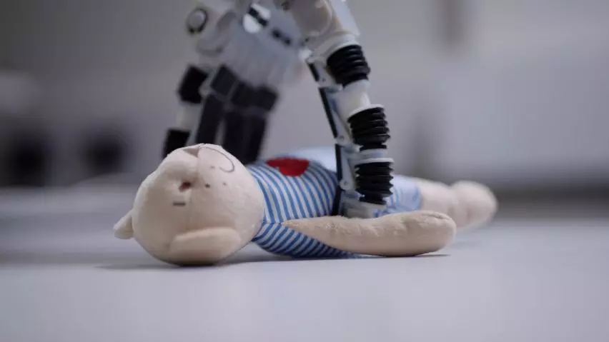 Een Dyson-robot die een teddybeer oppakt