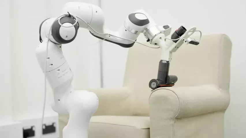 En Dyson Roboterarm botzt eng Fotell