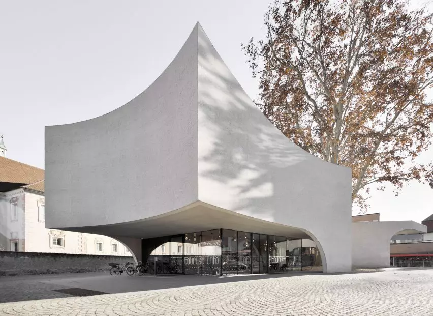 TreeHugger ដោយ MoDus Architects គឺជាការិយាល័យទេសចរណ៍ Bressanone