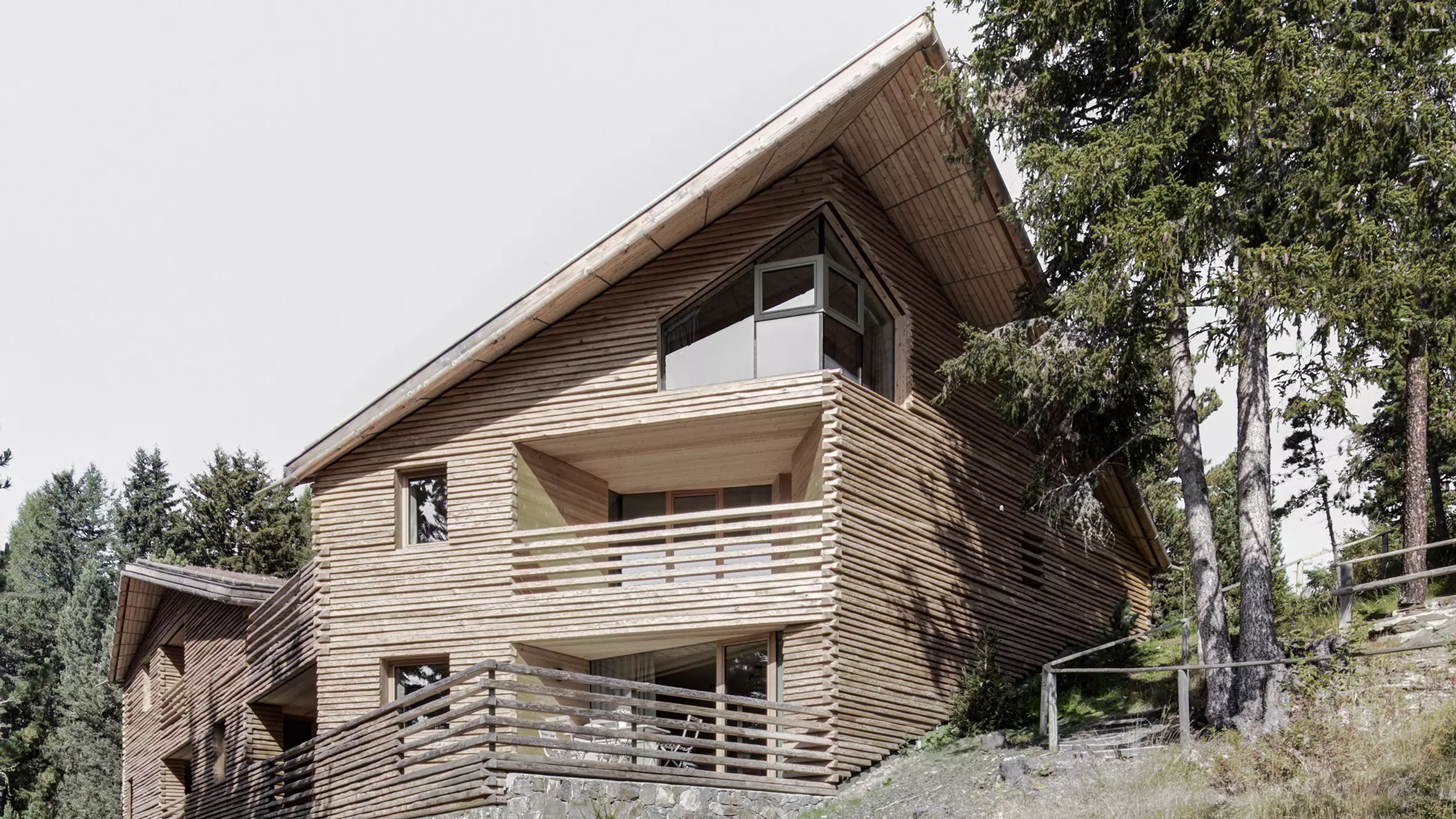 Bergmeisterwolf reinterpreta la tradizionale baita in legno con appartamenti Twisted House