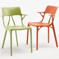 Philippe Starck tsim lub rooj zaum nrog AI rau Kartell