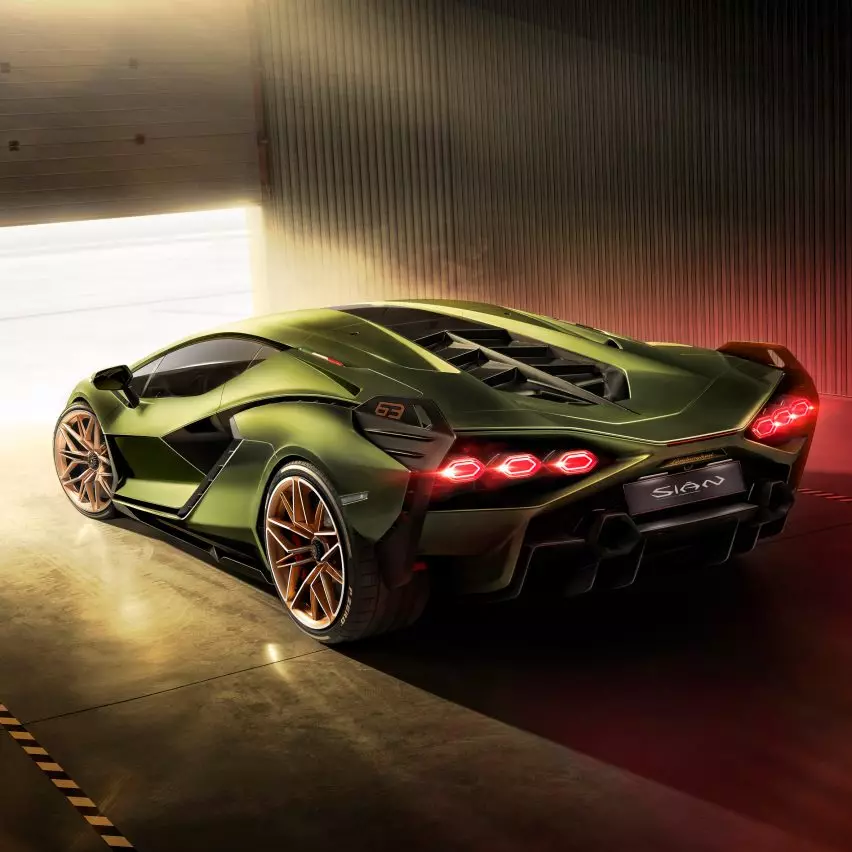 Lamborghini weist hiren éischten Hybrid Produktioun Supercar