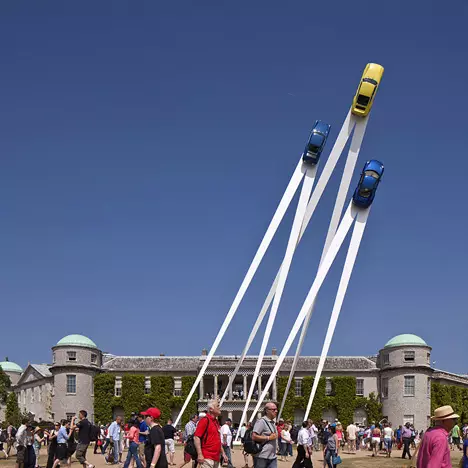 La escultura arqueada de Gerry Judah suspende los autos Mercedes sobre Goodwood 49433_3