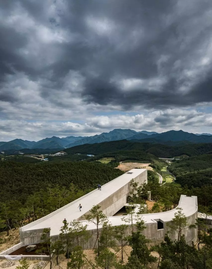 El Saya Park Art Pavilion té vista sobre turons i muntanyes