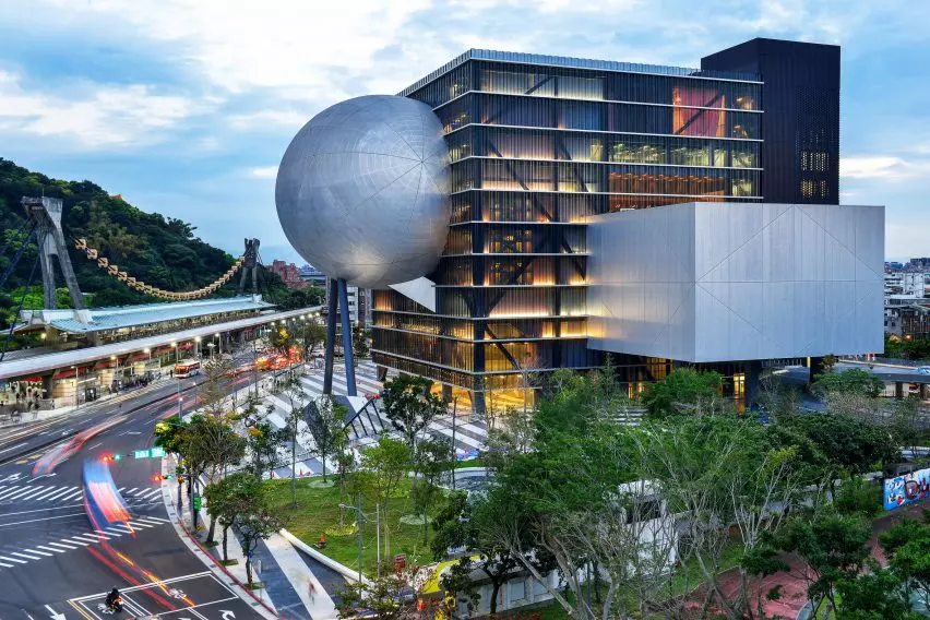 Il Taipei Performing Arts Center di OMA a Taiwan è presente nella newsletter di Dezeen Agenda di oggi