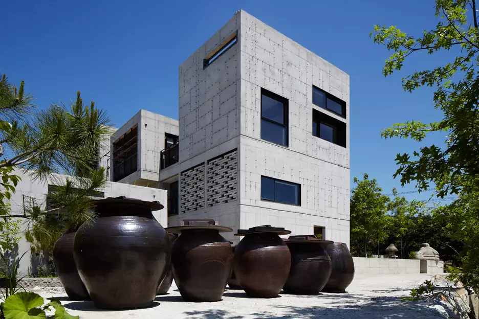 The Ground Wall i Gimhae, Sør-Korea av FHHH Friends Architects