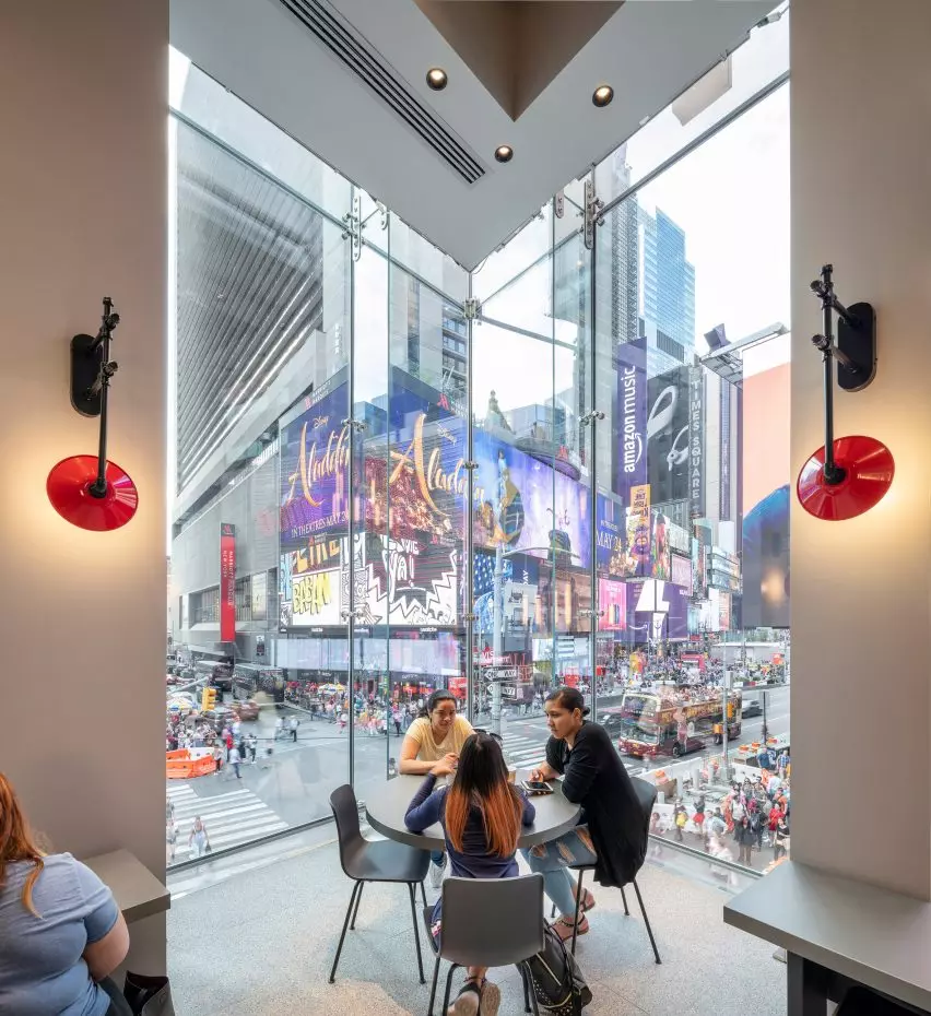 McDonald's Times Square в Нью-Йорке от Landini Associates