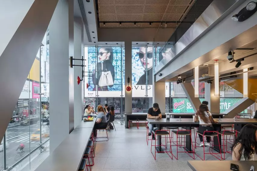 McDonald's Times Square в Нью-Йорке от Landini Associates