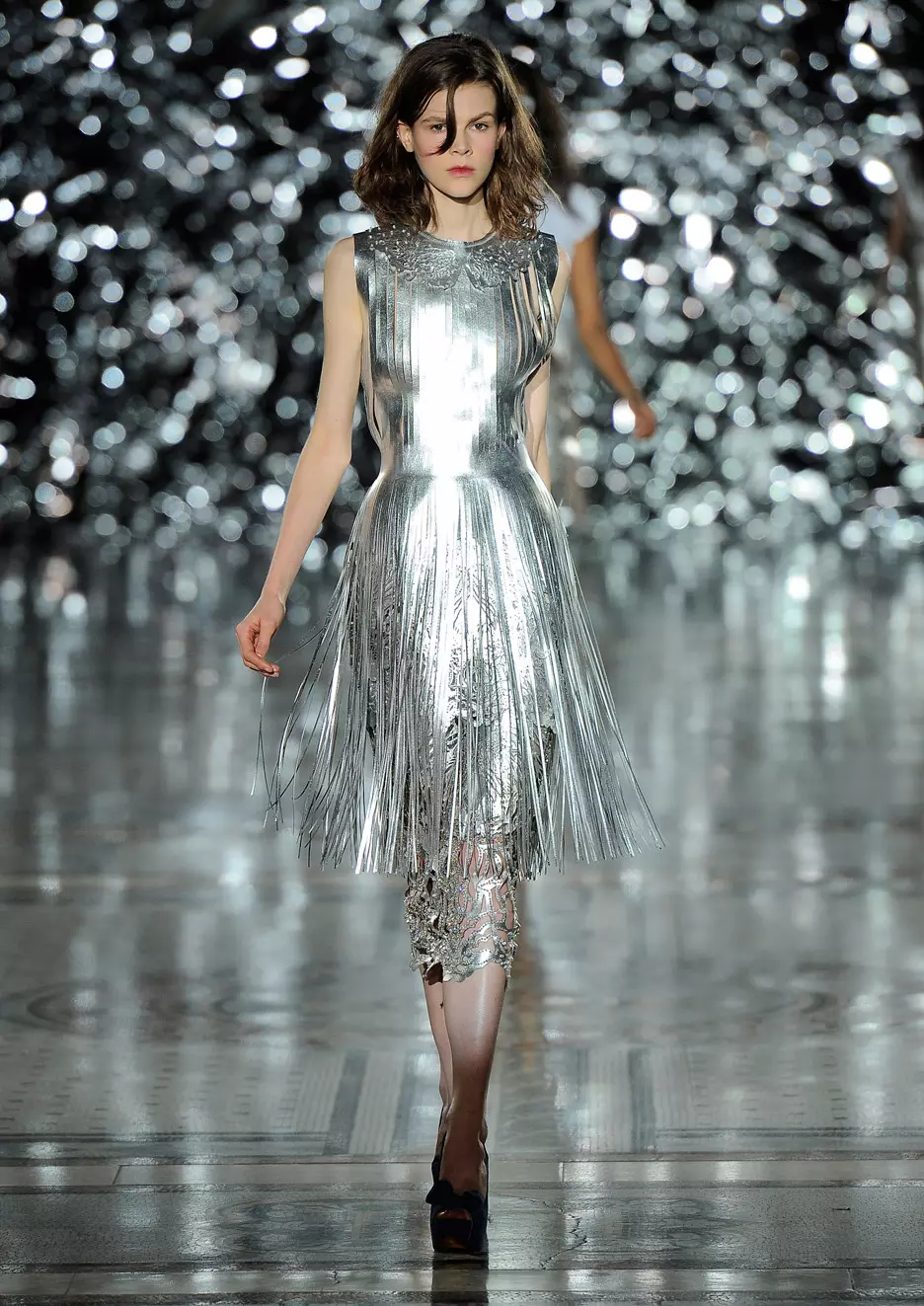 Giles Deacon 金属皮革流苏连衣裙，2012