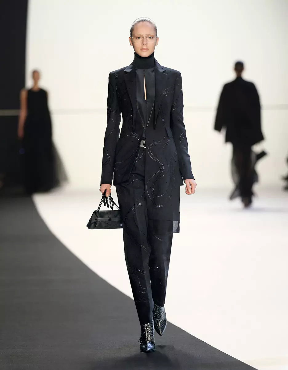 Tuxedo sareng e-broidery LED diideuan ku poto astral Thomas Ruff ku Akris, Autumn Winter 2014