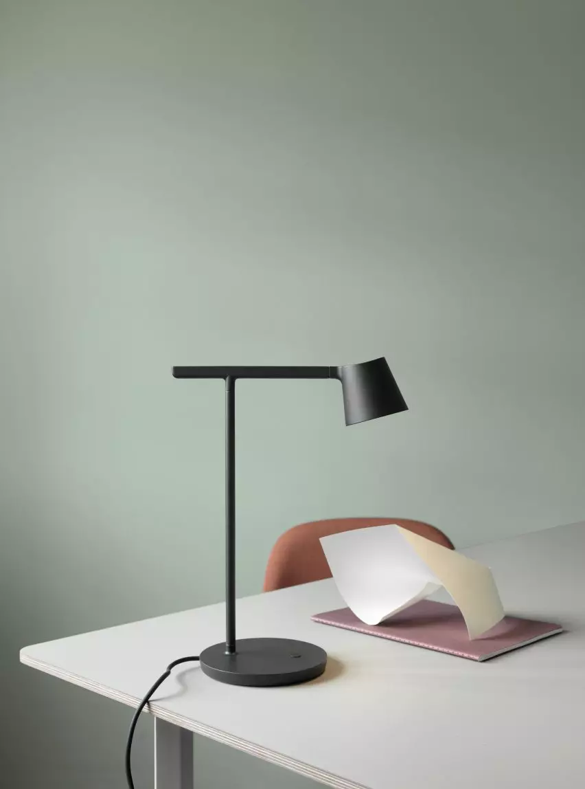 Jens Fager 为 Muuto Lighting 设计的 Tip Lamp。