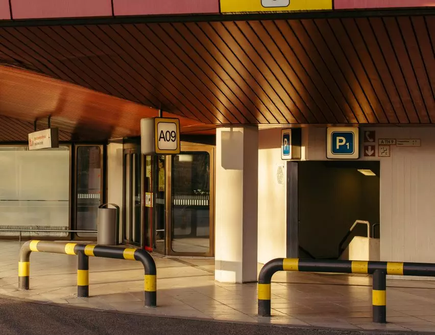 Pintu masuk lapangan terbang Tegel dari buku foto oleh Robert Rieger dan Felix Brüggemann