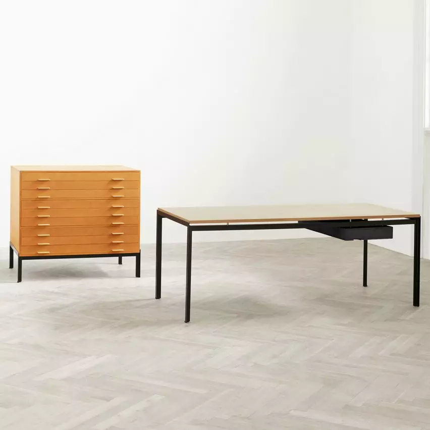 mobilier-de-noel-reissues-design-poul-kjaerholm-pk52-bureau-professeur-tables-a-tiroir-chene-carl-hansen-son_dezeen_sqb