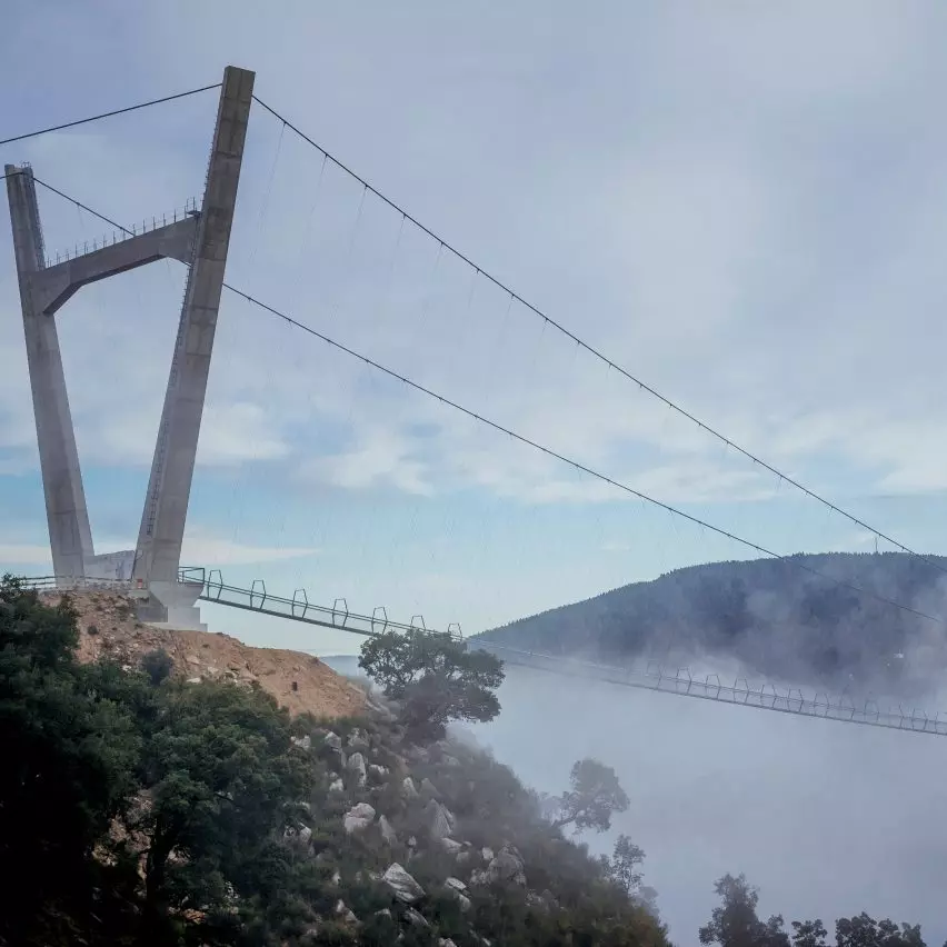 516 Arouca е най-дългият висящ пешеходен мост в света