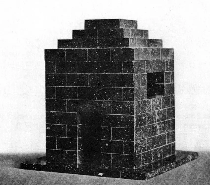 a-muito-pequena-parte-de-arquitetura-modelo-adolf-loos-mausoléu-para-max-dvorak_dezeen_1704_col_0