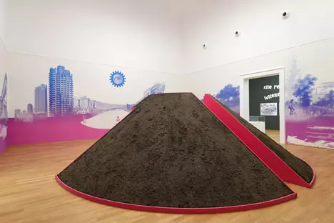 British Pavilion ရှိ ဗင်းနစ်ဗိသုကာ Biennale 2014 တွင် နာရီလက်ရာ ဂျေရုဆလင်