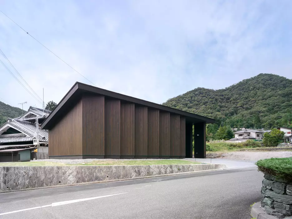 Inagawa Cemetery Warehouse troch Key Operation en Atelier Fish