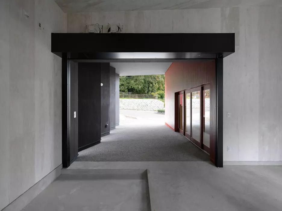 inagawa-begraafplak-warehouse-key-operation-atelier-fish-japan_dezeen_936_5