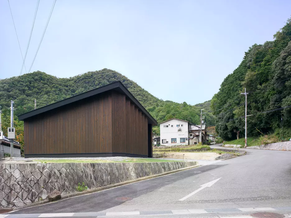 Inagawa Cemetery Warehouse troch Key Operation en Atelier Fish