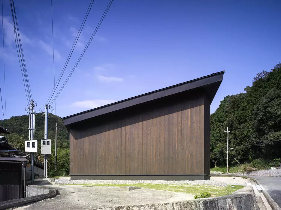 Inagawa Cemetery Warehouse troch Key Operation en Atelier Fish