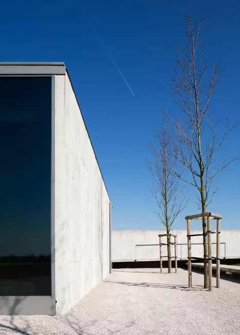 Tyne-Cote-Cemetry-entrance-pavillion-by-Govaert-and-Vanhoutte-architectuurburo_dezeen_468_12