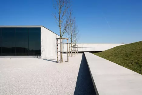 Tyne-Cote-Cemetry-د ننوتلو-Pavillion-by-Govaert-and-Vanhoutte-architectuurburo_dezeen_468_13