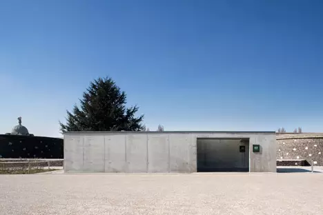 Tyne-Cote-Cemetry-entrance-pavellion-by-Govaert-and-Vanhoutte-architectuurburo_dezeen_468_4