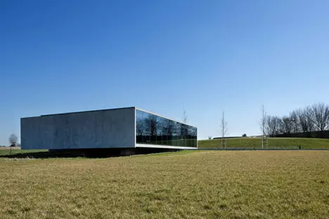 Tyne-Cote-Cemetry-د ننوتلو-Pavillion-by-Govaert-and-Vanhoutte-architectuurburo_dezeen_468_2