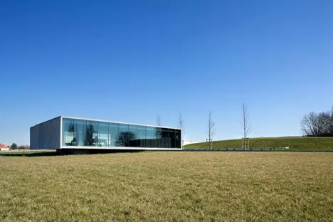 Tyne-Cote-Cemetry-entrance-pavillion-by-Govaert-and-Vanhoutte-architecturburo_dezeen_468_17