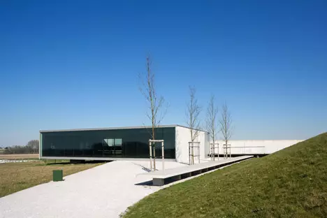 Tyne-Cote-Cemetry-entrance-pavillion-by-Govaert-and-Vanhoutte-architecturburo_dezeen_468_14