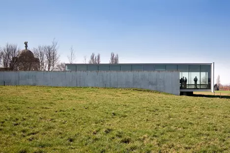 Tyne-Cote-Cemetry-د ننوتلو-Pavillion-by-Govaert-and-Vanhoutte-architectuurburo_dezeen_468_0