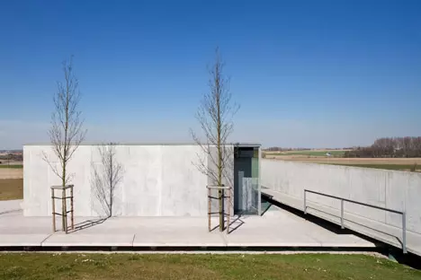 Tyne-Cote-Cemetry-entrance-pavellion-by-Govaert-and-Vanhoutte-architectuurburo_dezeen_468_8