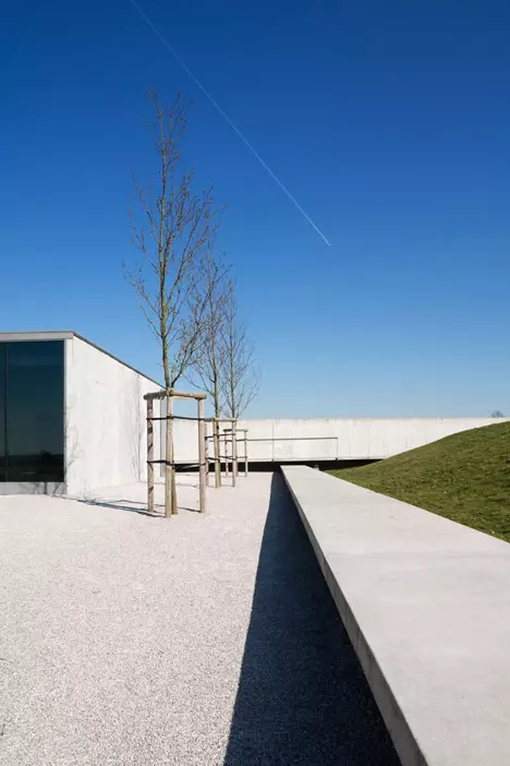 Tyne-Cote-Cemetry-entrance-pavillion-by-Govaert-and-Vanhoutte-architecturburo_dezeen_468_1