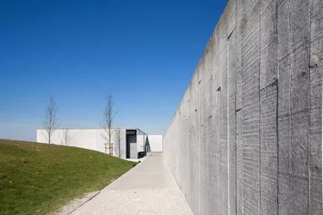 Tyne-Cote-Cemetry-د ننوتلو-Pavillion-by-Govaert-and-Vanhoutte-architectuurburo_dezeen_468_6