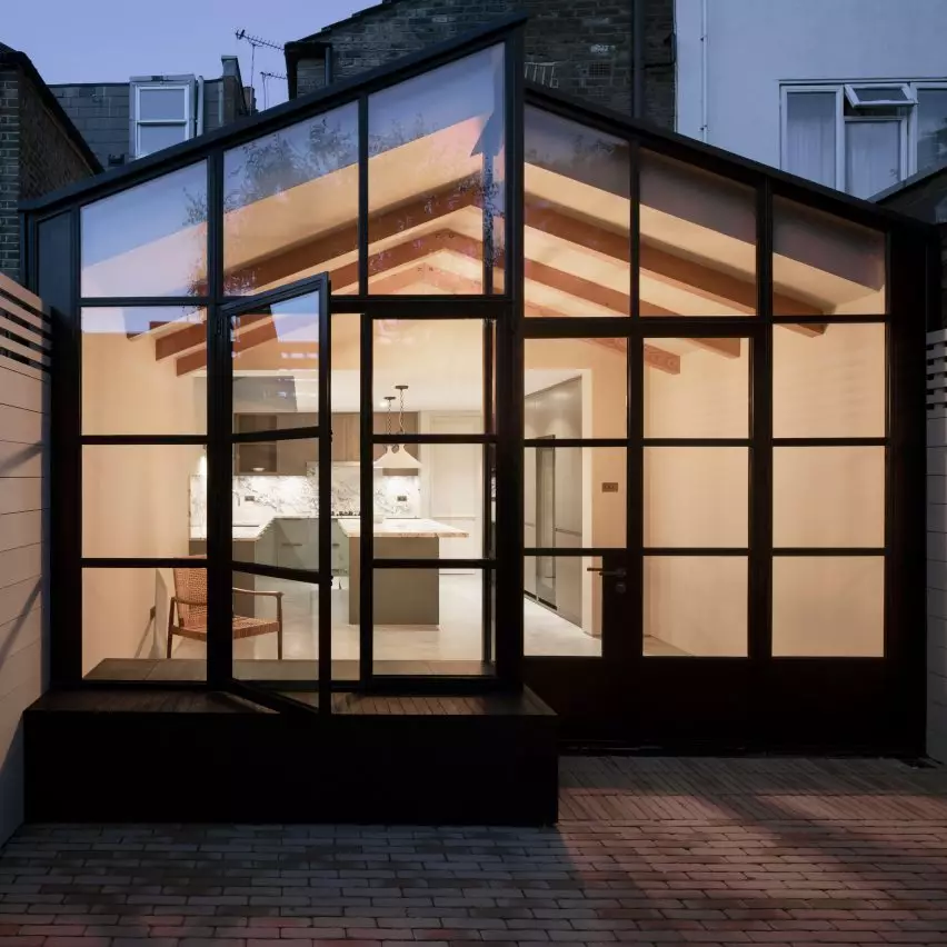 Mae Burnt House gan Will Gamble Architects a Smith & Butler yn edrych fel tŷ te Japaneaidd